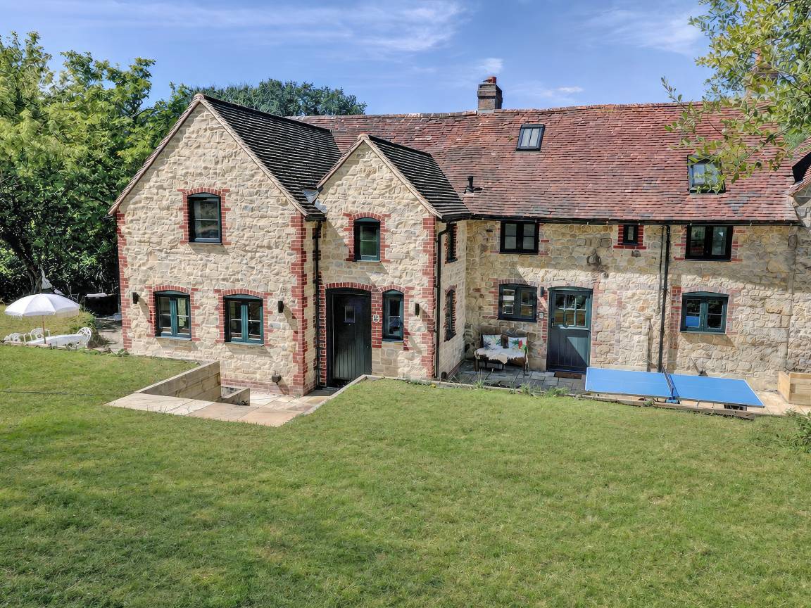 Cottage ∙ 5 Bedrooms ∙ 11 Guests - Hampshire