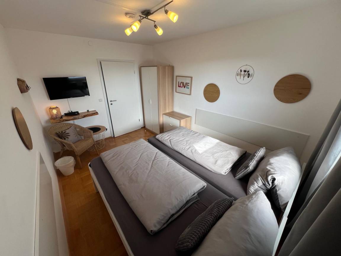 80 M² Ferienwohnung ∙ 2 Schlafzimmer ∙ 6 Gäste - Deggendorf
