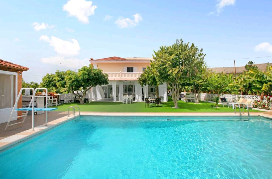 Villa ∙ 8 Bedrooms ∙ 21 Guests - Tenerife