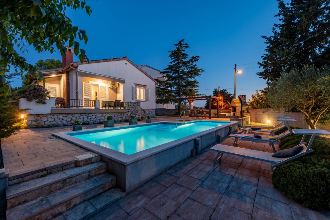 180 M² Villa ∙ 4 Makuuhuonetta ∙ 8 Vierasta - Zadar