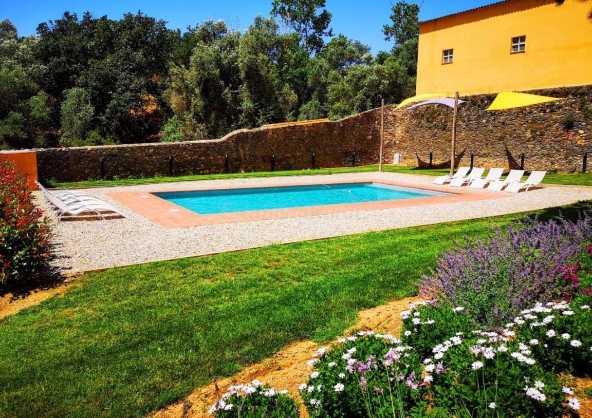 200 M² Maison De Vacances ∙ 4 Chambres ∙ 13 Personnes - Garriguella