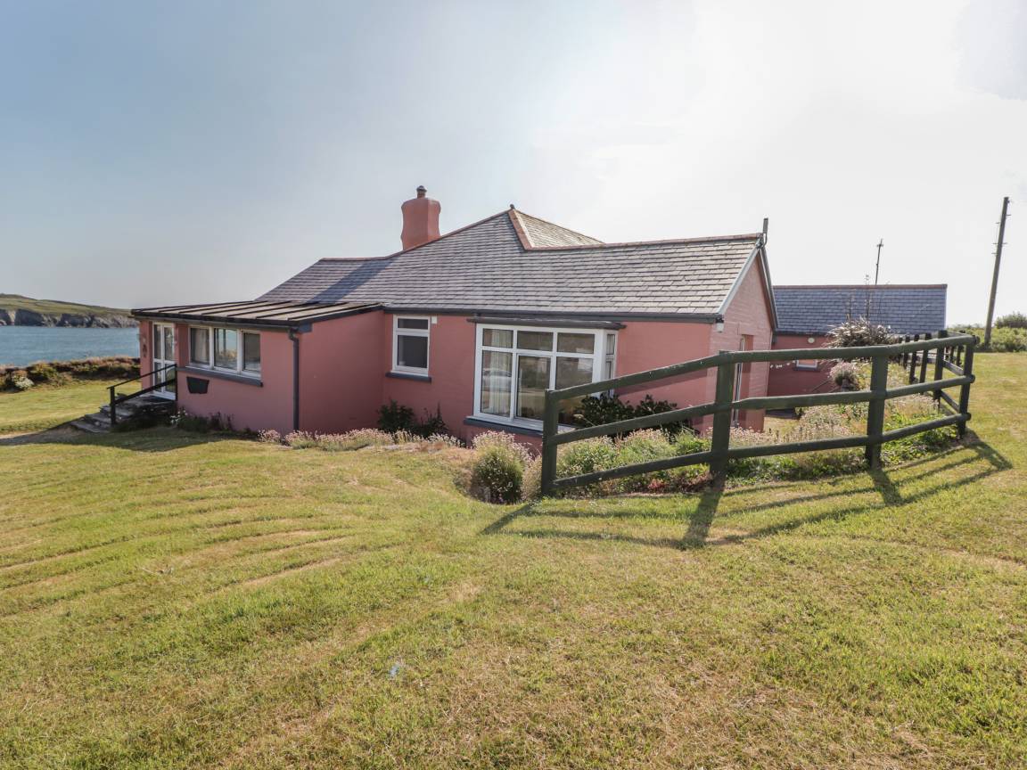 Cottage ∙ 7 Bedrooms ∙ 16 Guests - Whitesands Bay