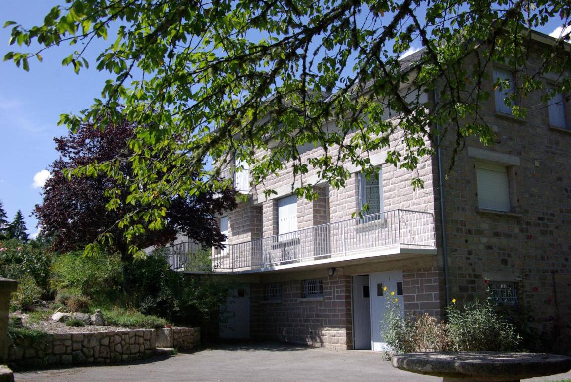 230 M² Gîte ∙ 7 Bedrooms ∙ 14 Guests - Égletons
