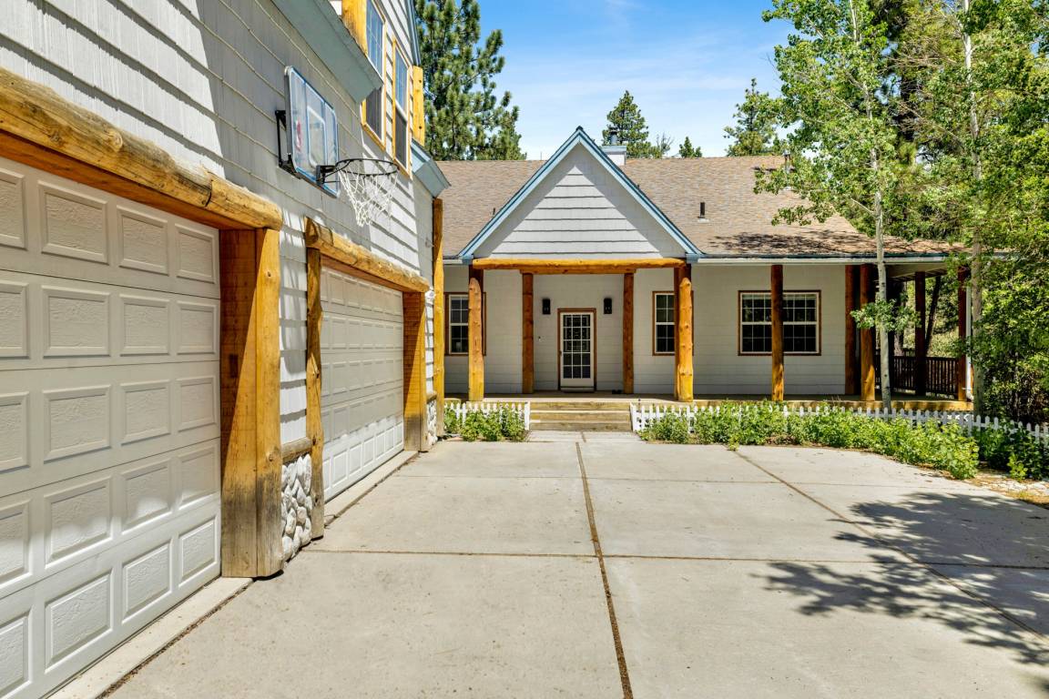 341 M² Cabin ∙ 6 Bedrooms ∙ 16 Guests - Big Bear Lake, CA