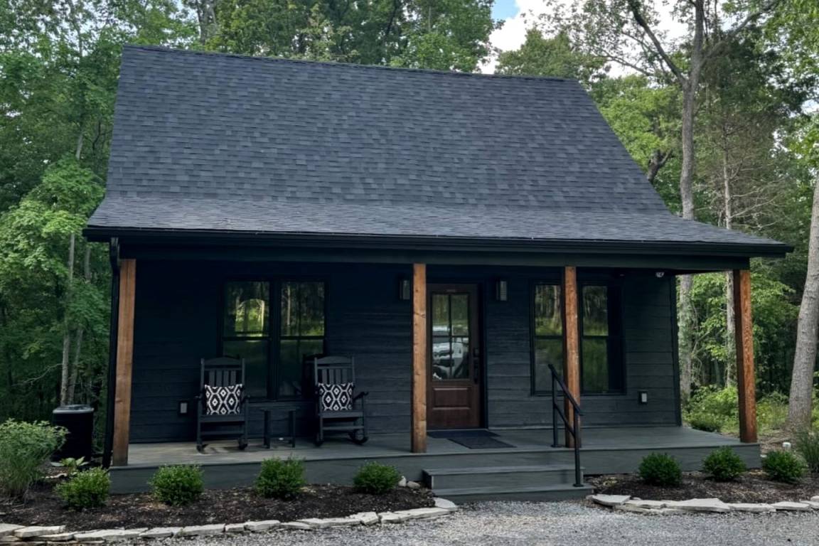 House ∙ 2 Bedrooms ∙ 5 Guests - Carbondale, IL