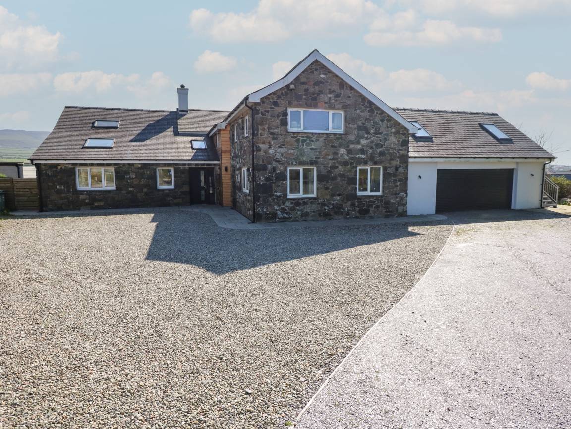 Cottage ∙ 5 Bedrooms ∙ 12 Guests - North Wales
