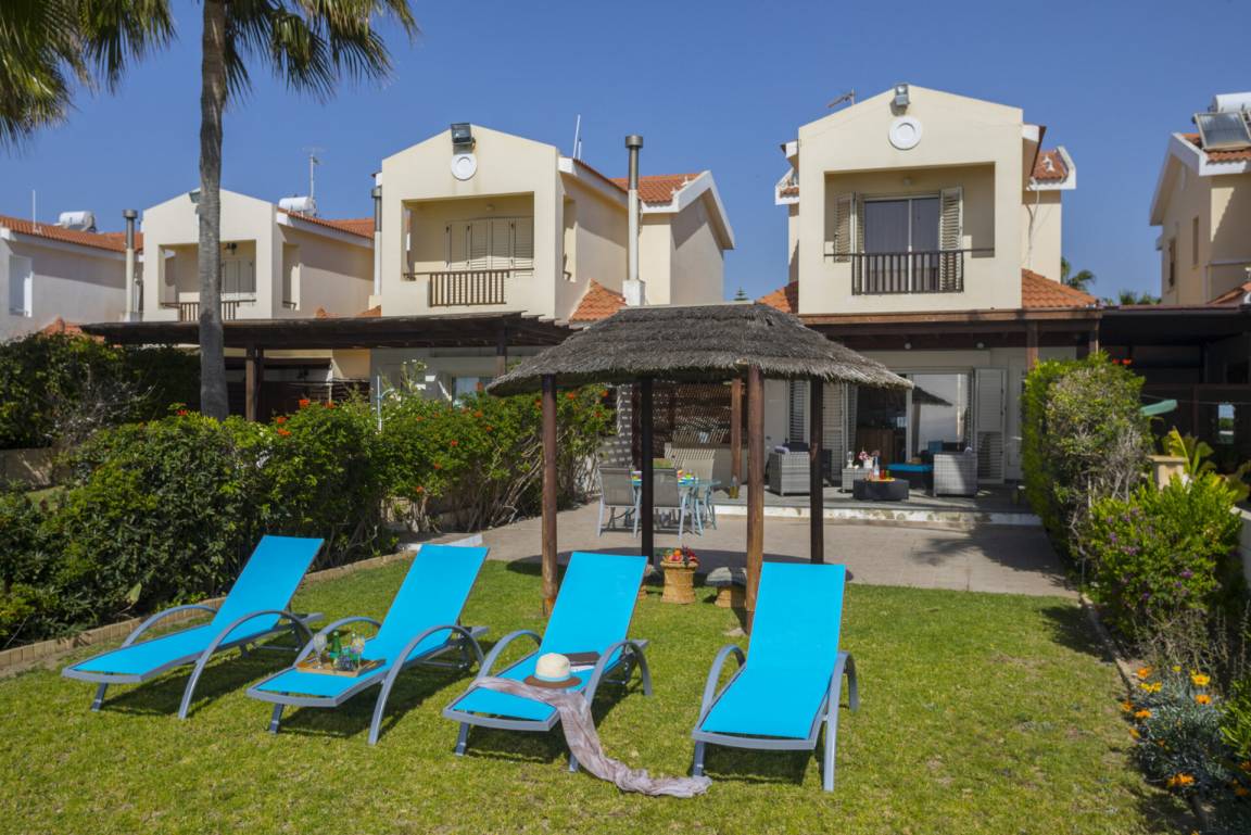 130 M² Villa ∙ 3 Bedrooms ∙ 6 Guests - Larnaca