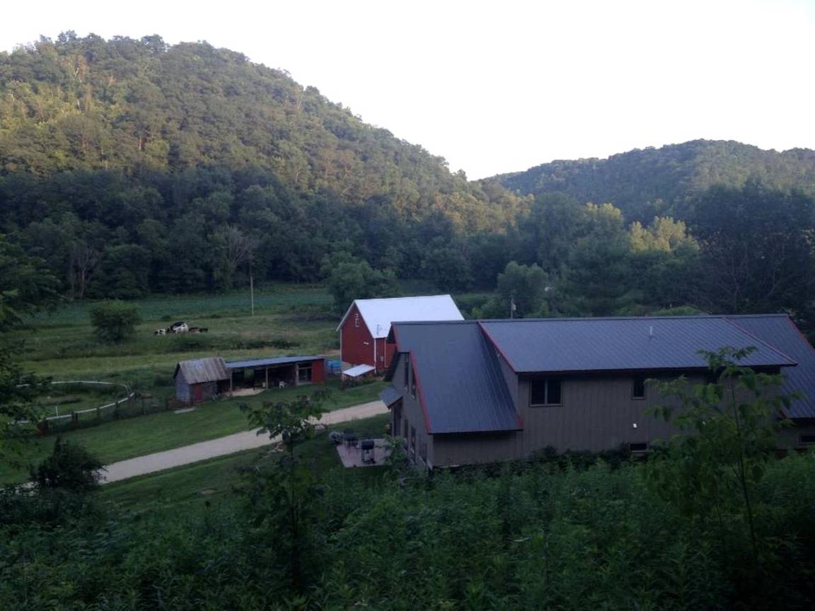 Farmhouse ∙ 1 Bedroom ∙ 8 Guests - Winona, MN