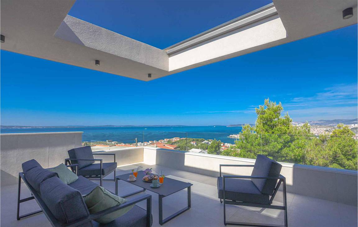 278 M² House ∙ 5 Bedrooms ∙ 12 Guests - Podstrana