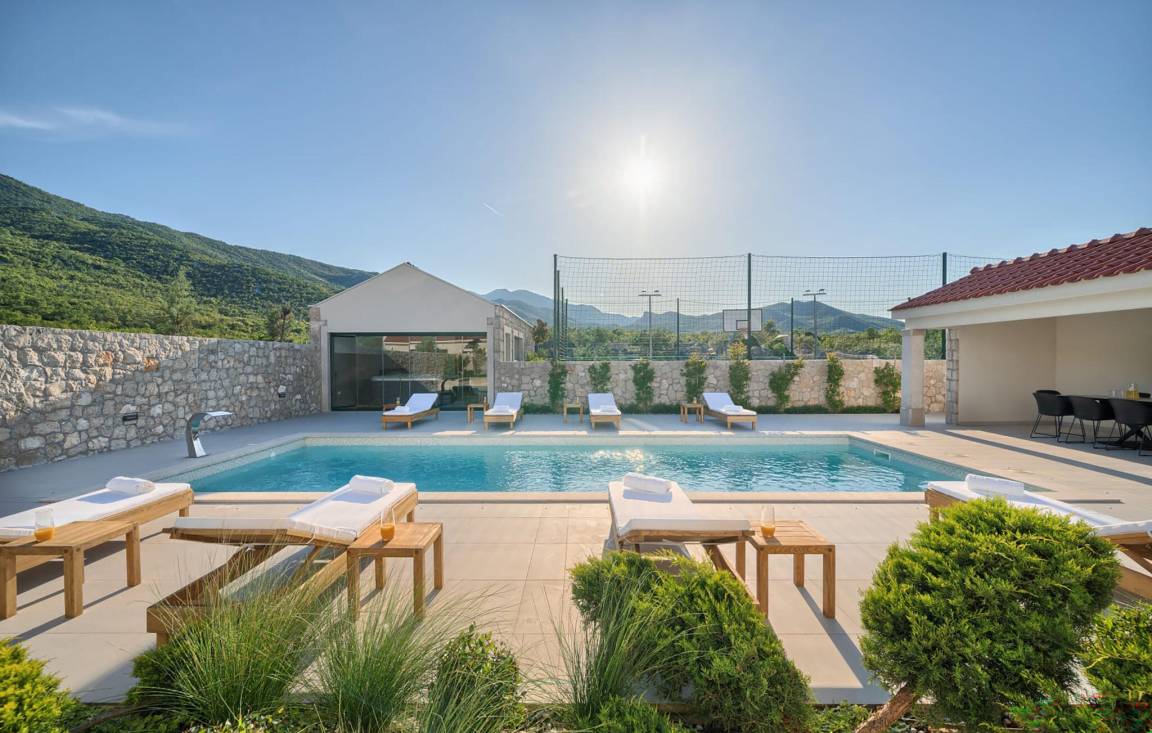 472 M² Ferienhaus ∙ 5 Schlafzimmer ∙ 9 Gäste - Mimice