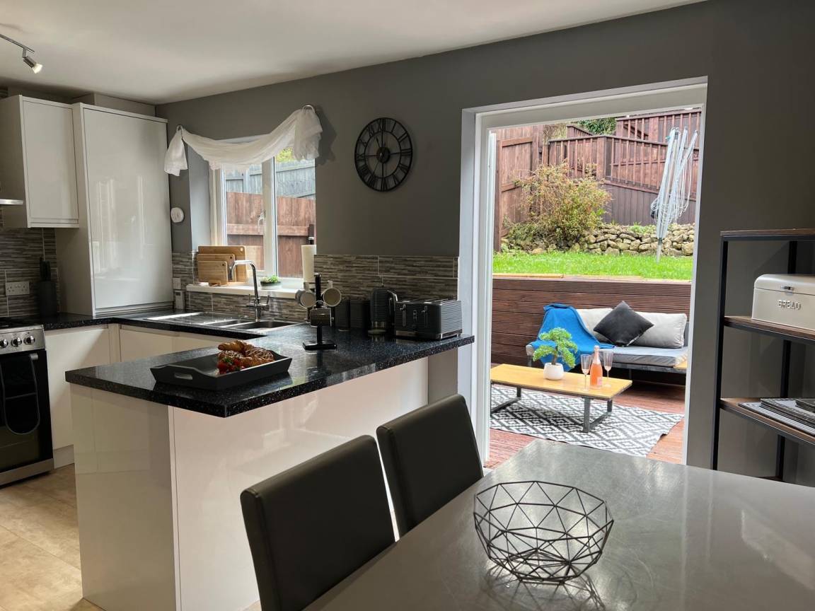 85 M² House ∙ 4 Bedrooms ∙ 7 Guests - Bridgend