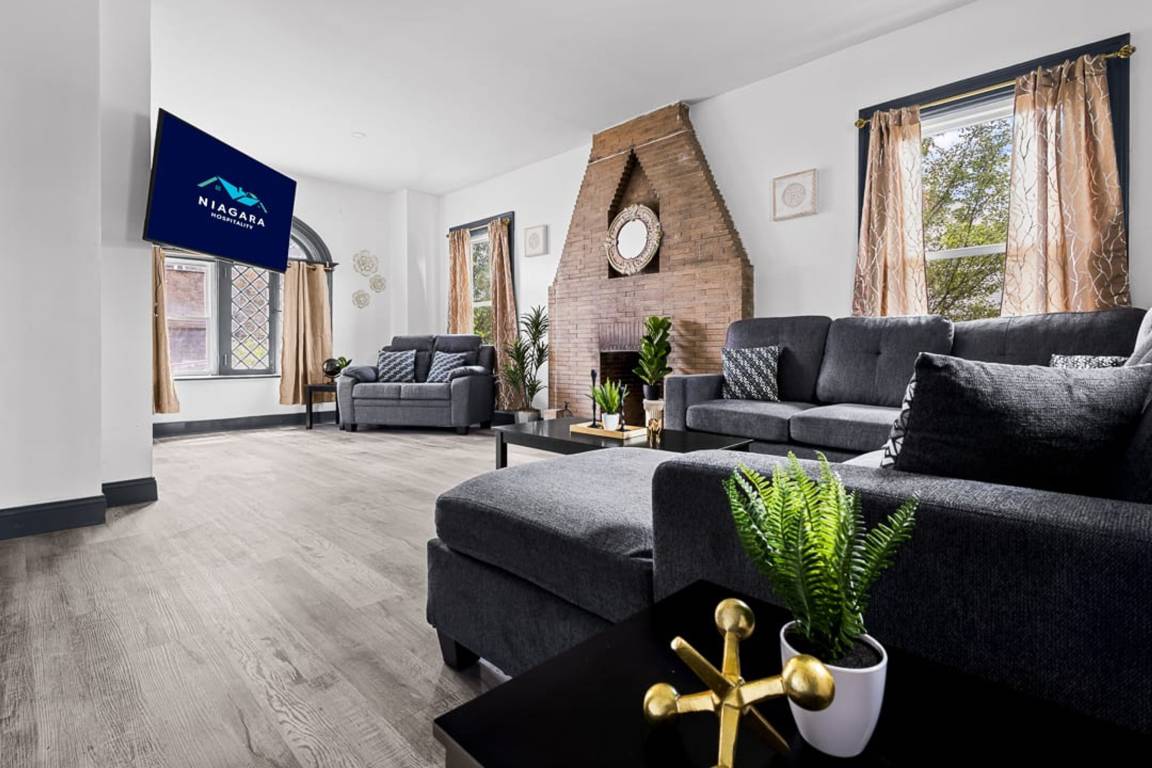 House ∙ 8 Bedrooms ∙ 18 Guests - Niagara Falls