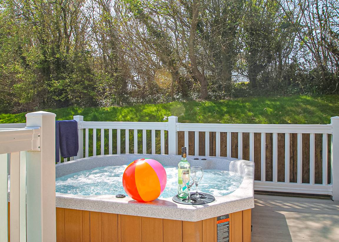 Chalet ∙ 4 Bedrooms ∙ 8 Guests - Barton on Sea