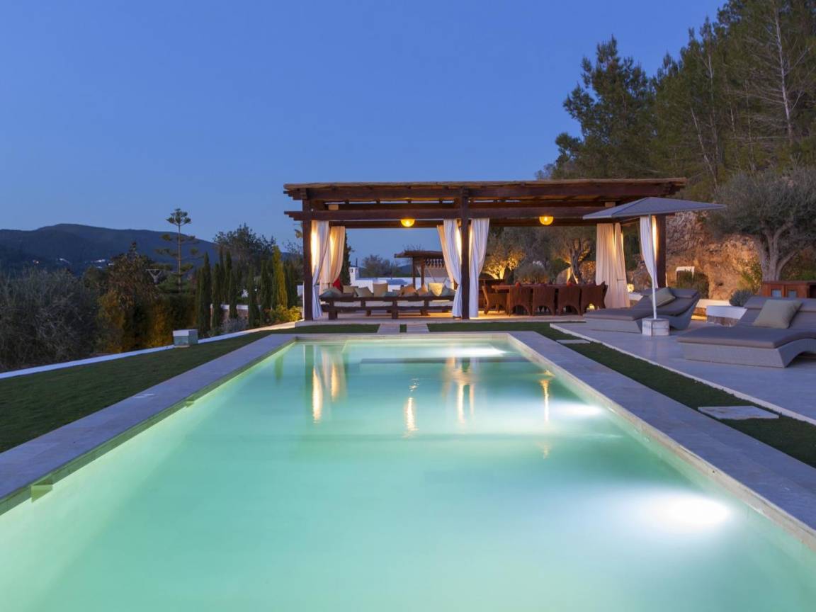 220 M² Villa ∙ 4 Bedrooms ∙ 8 Guests - Santa Eulària des Riu