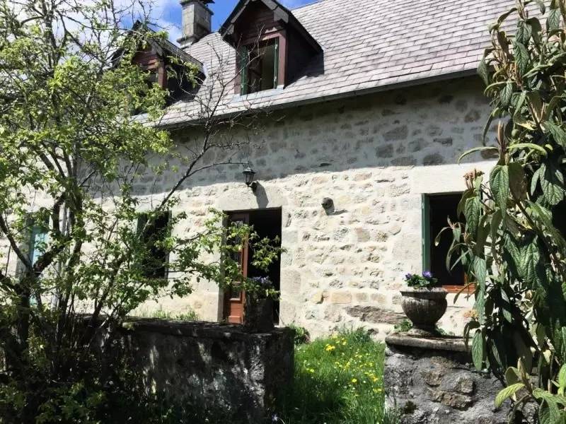 140 M² House ∙ 4 Bedrooms ∙ 6 Guests - Ussel