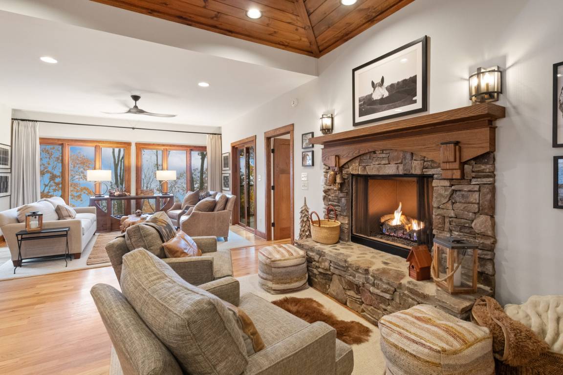 326 M² Cabin ∙ 3 Bedrooms ∙ 13 Guests - Boone, NC