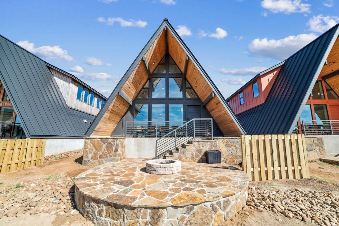 Cabin ∙ 3 Bedrooms ∙ 8 Guests - Canyon Lake, TX