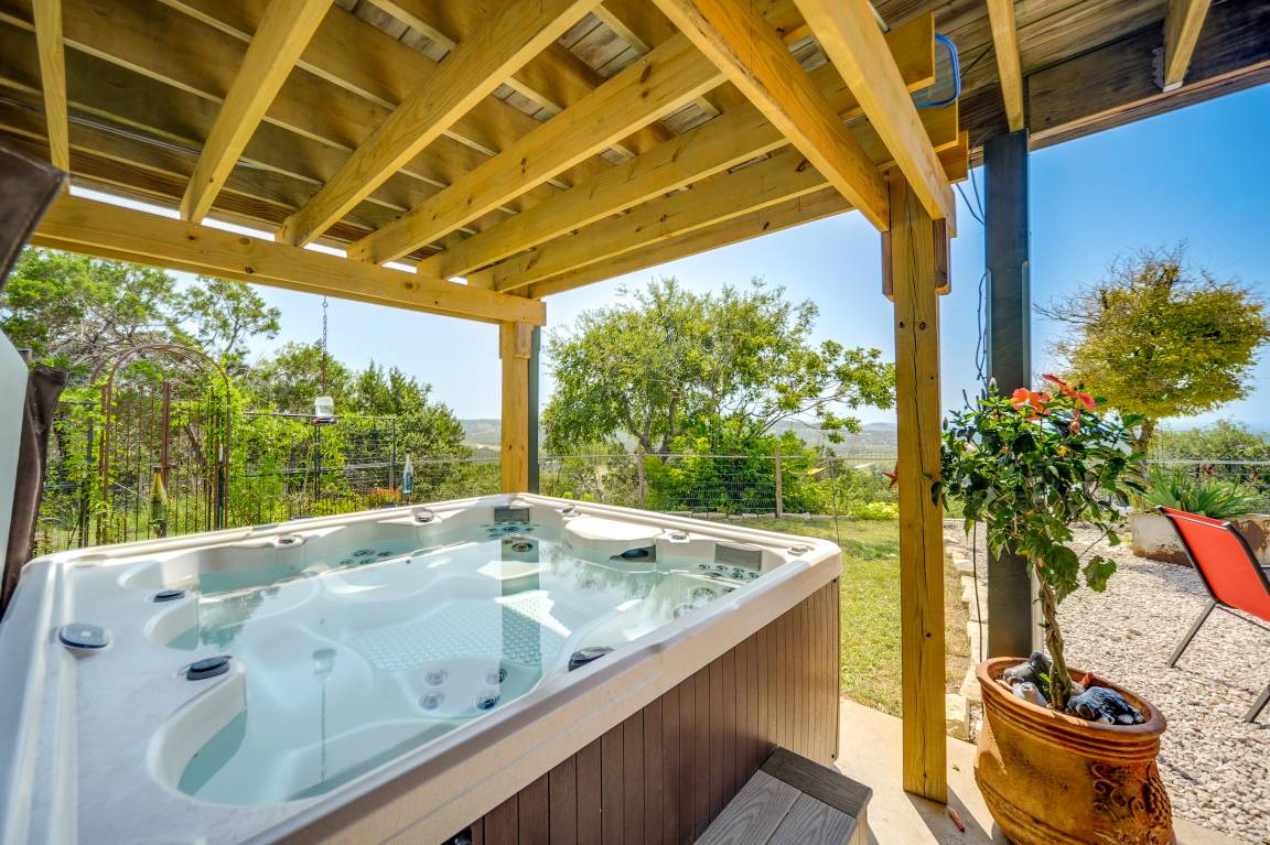 111 M² House ∙ 2 Bedrooms ∙ 4 Guests - Fredericksburg, TX