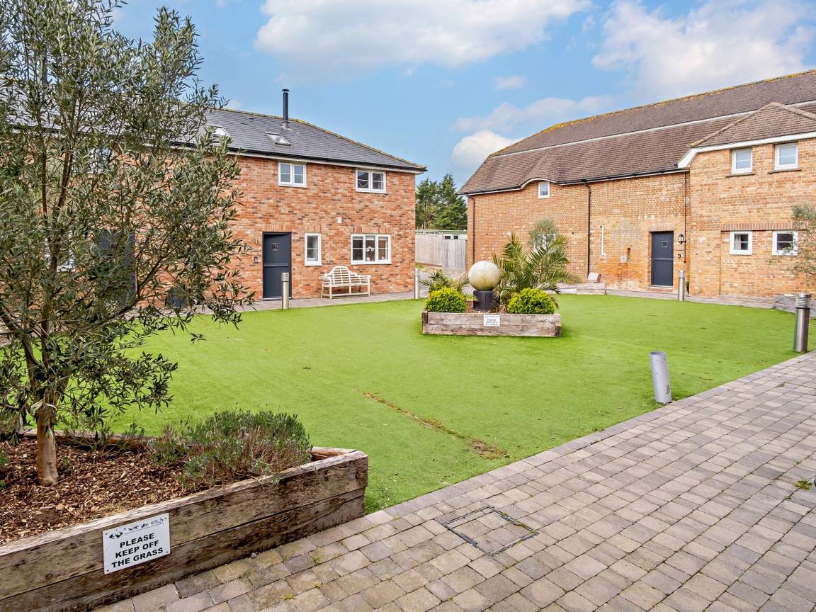 Cottage ∙ 2 Bedrooms ∙ 4 Guests - East Cowes Castle