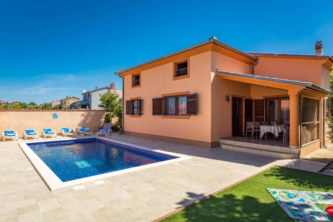 300 M² House ∙ 4 Bedrooms ∙ 9 Guests - Banjole