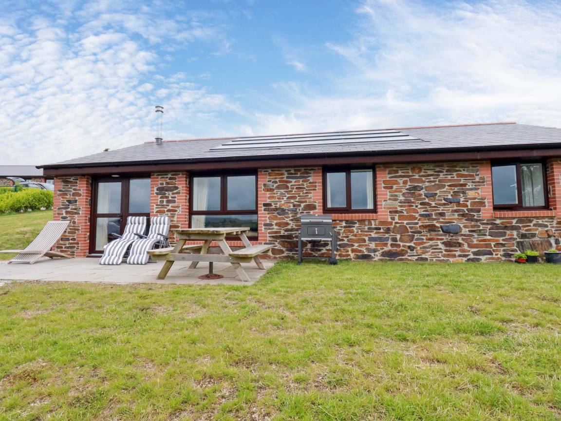 Cottage ∙ 3 Bedrooms ∙ 6 Guests - Troon