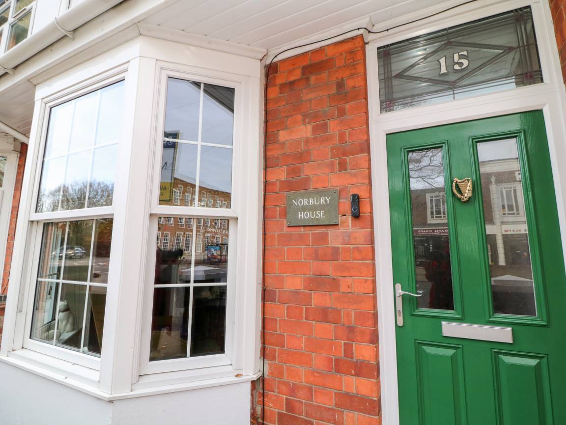 Cottage ∙ 4 Bedrooms ∙ 8 Guests - Lincoln