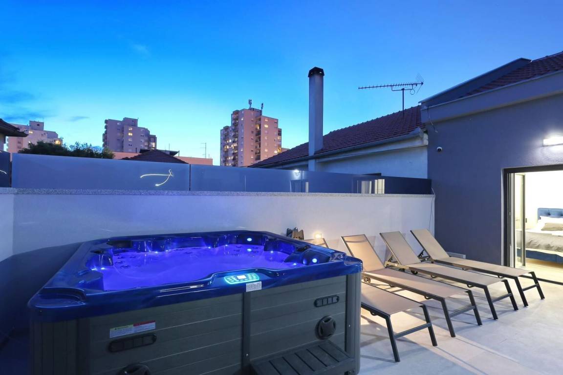 165 M² Apartment ∙ 3 Bedrooms ∙ 8 Guests - Zadar