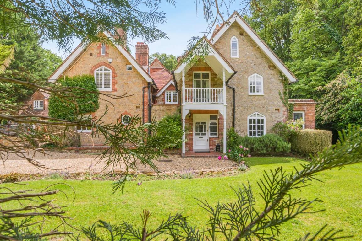 Cottage ∙ 6 Bedrooms ∙ 10 Guests - West Sussex
