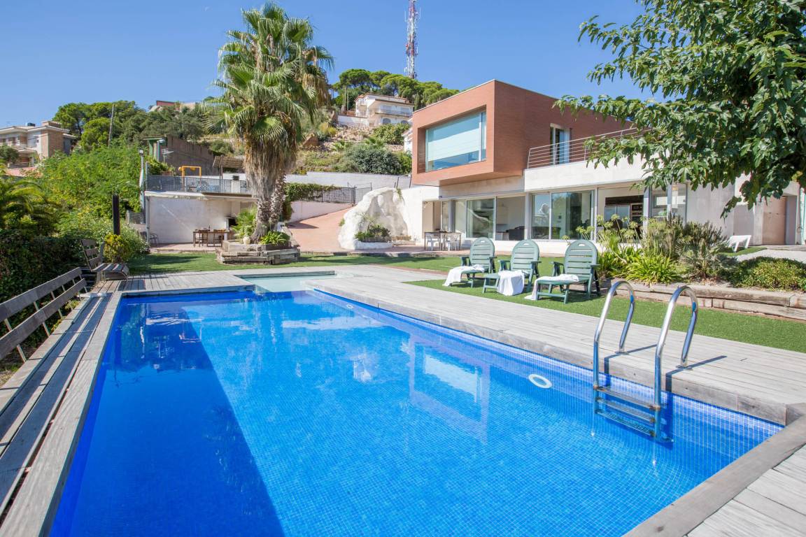 200 M² Villa ∙ 4 Bedrooms ∙ 8 Guests - Lloret de Mar
