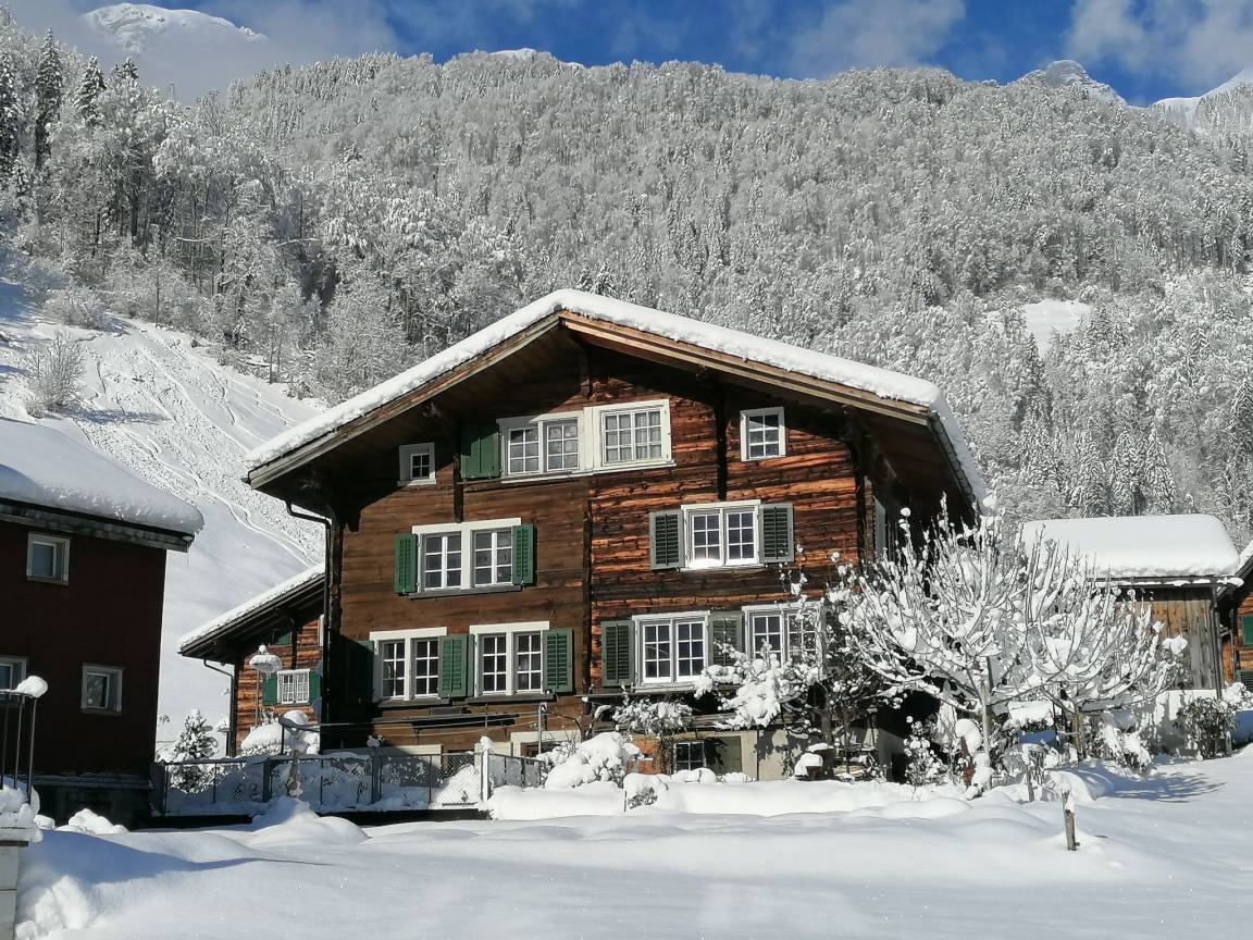 98 M² House ∙ 2 Bedrooms ∙ 4 Guests - Canton of Glarus