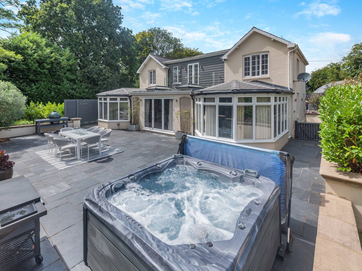 Cottage ∙ 4 Bedrooms ∙ 13 Guests - Hampshire