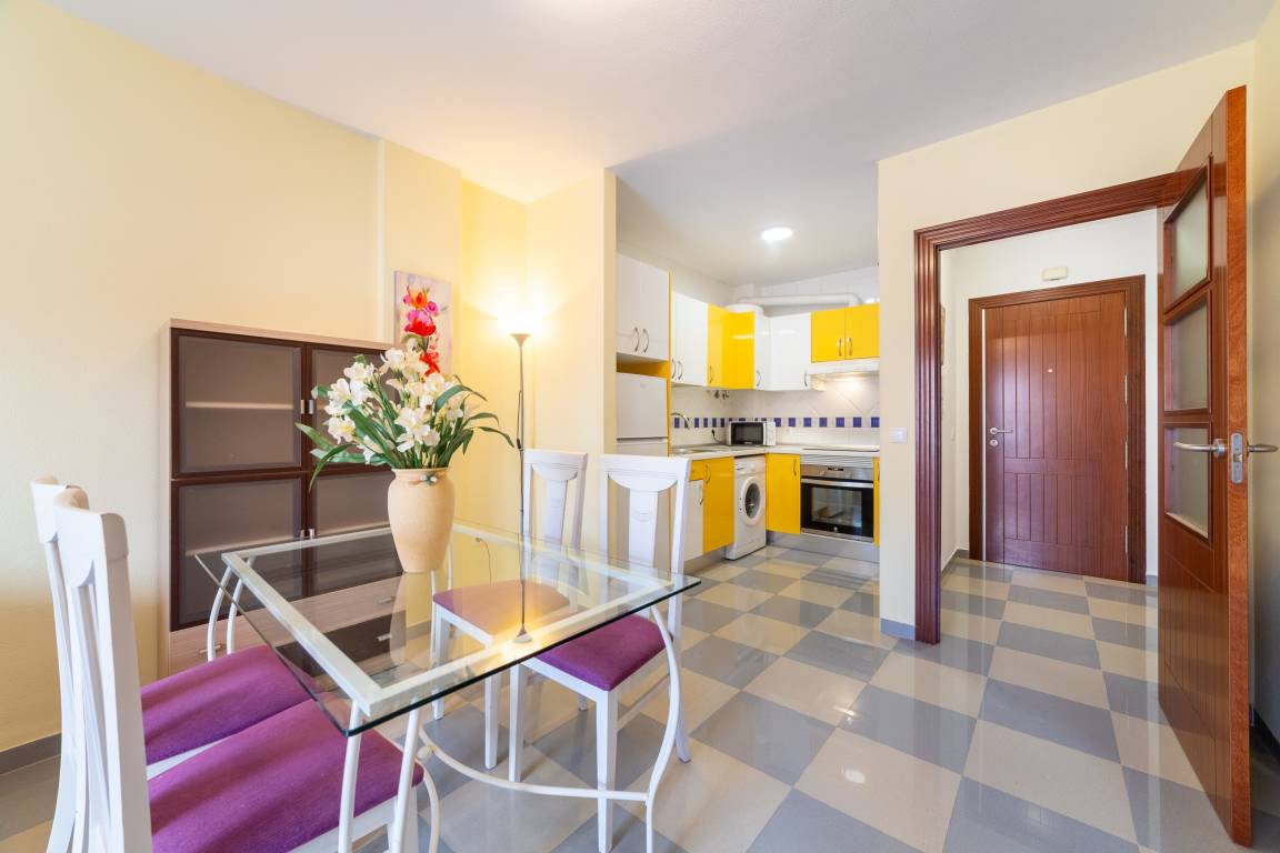 79 M² Apartamento ∙ 2 Habitaciones ∙ 5 Huéspedes - Roquetas de Mar