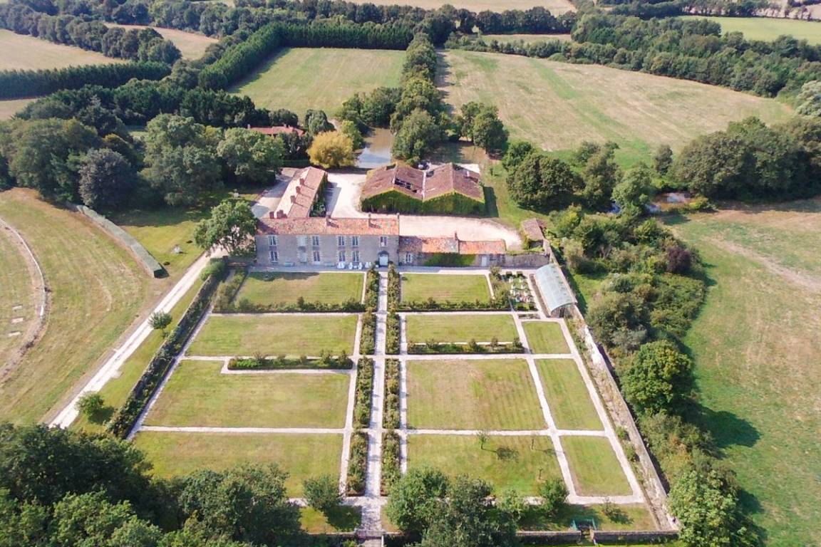 Villa ∙ 10 Chambres ∙ 20 Personnes - Machecoul
