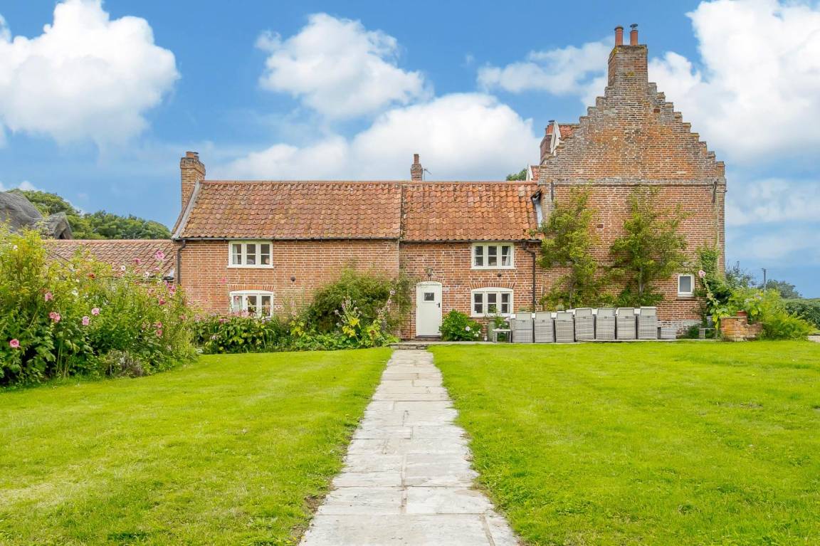 Cottage ∙ 13 Bedrooms ∙ 26 Guests - Beccles
