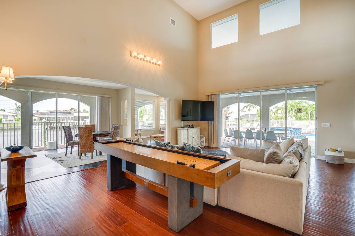 378 M² House ∙ 6 Bedrooms ∙ 10 Guests - Cape Coral, FL