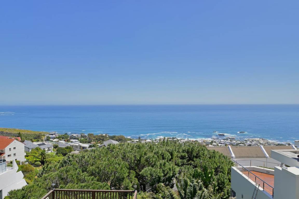 Villa ∙ 5 Bedrooms ∙ 9 Guests - Camps Bay