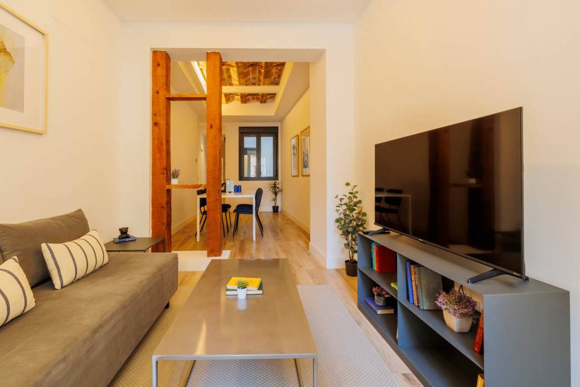 99 M² Apartamento ∙ 2 Habitaciones ∙ 3 Huéspedes - Madrid