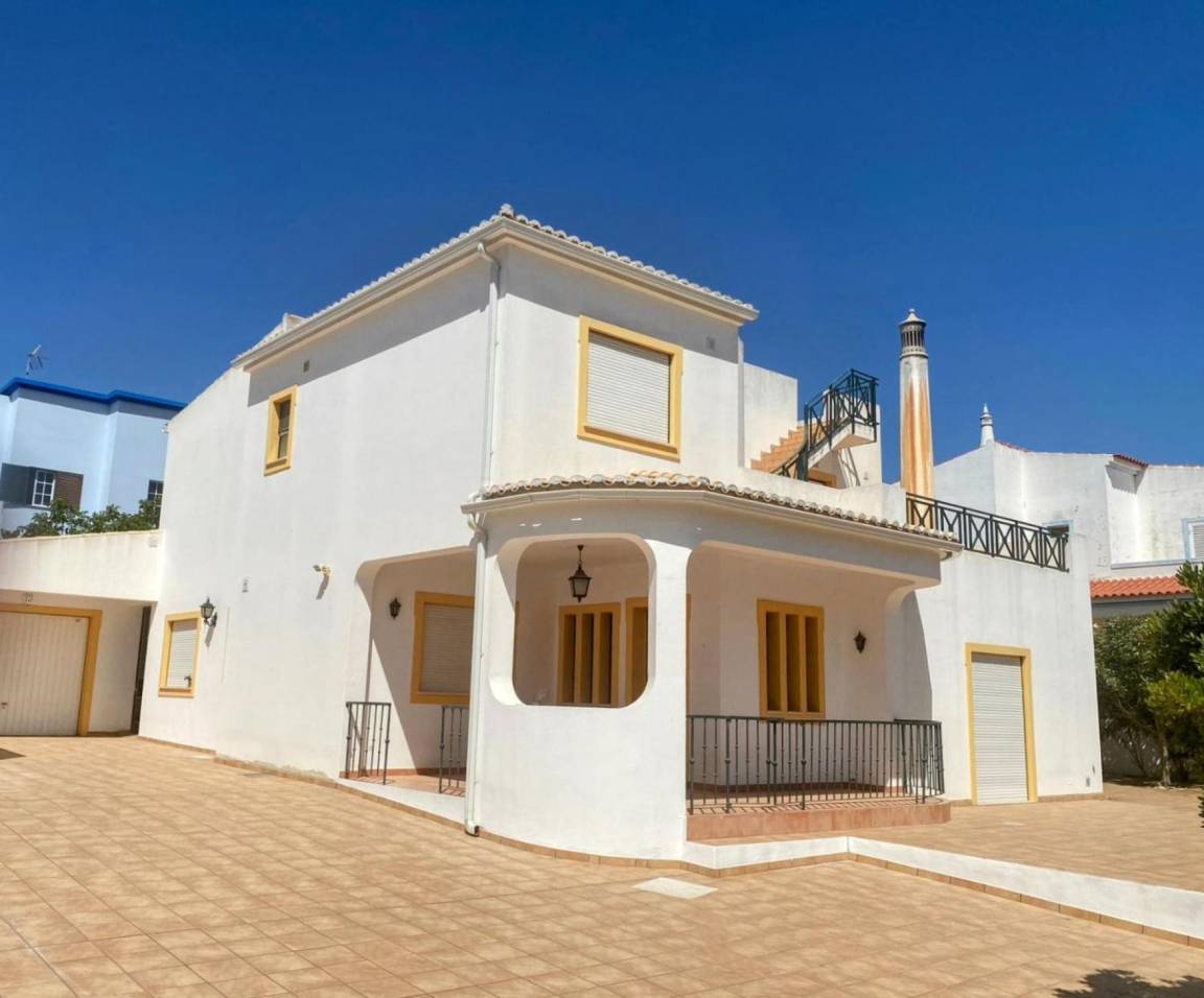596 M² Villa ∙ 4 Bedrooms ∙ 8 Guests - Faro