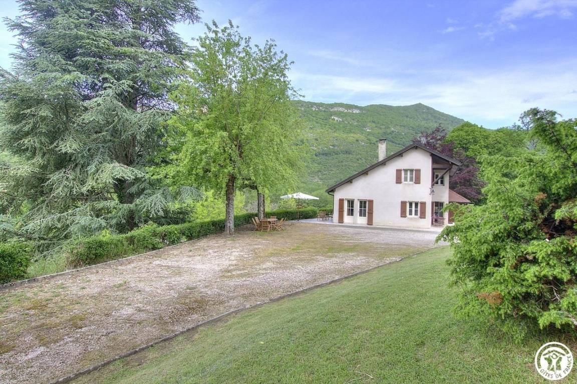 121 M² Gîte ∙ 4 Chambres ∙ 10 Personnes - Ain