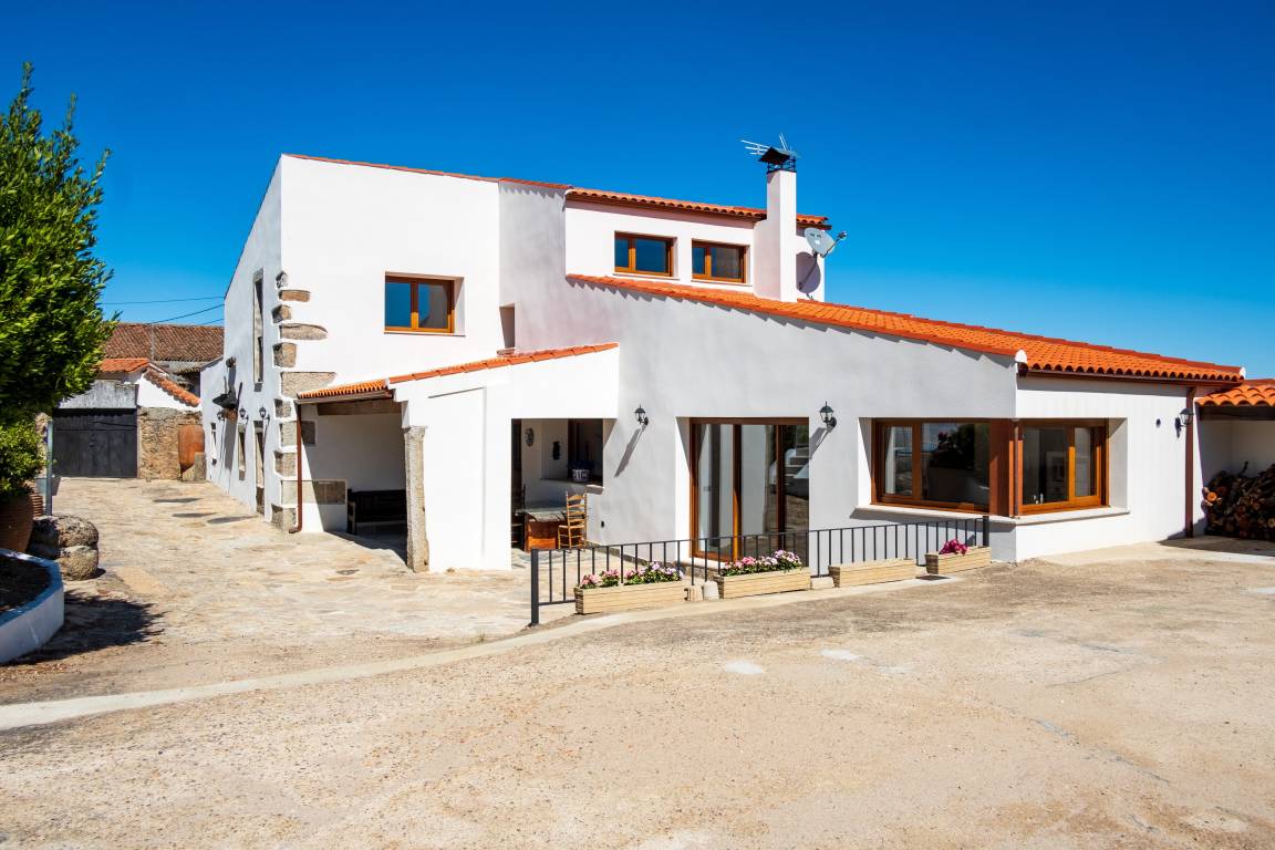 250 M² Casa ∙ 6 Quartos ∙ 12 Hóspedes - Almeida