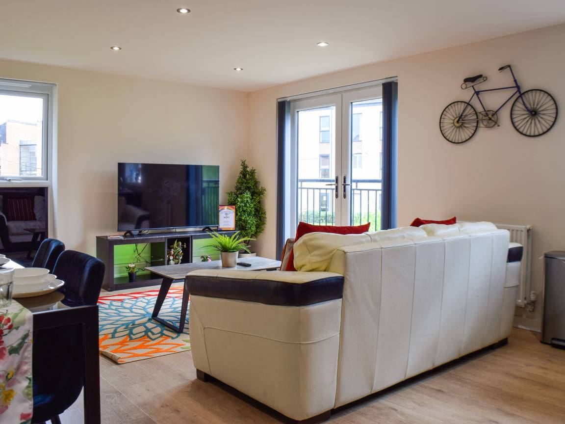 Apartment ∙ 2 Bedrooms ∙ 5 Guests - Chesterfield