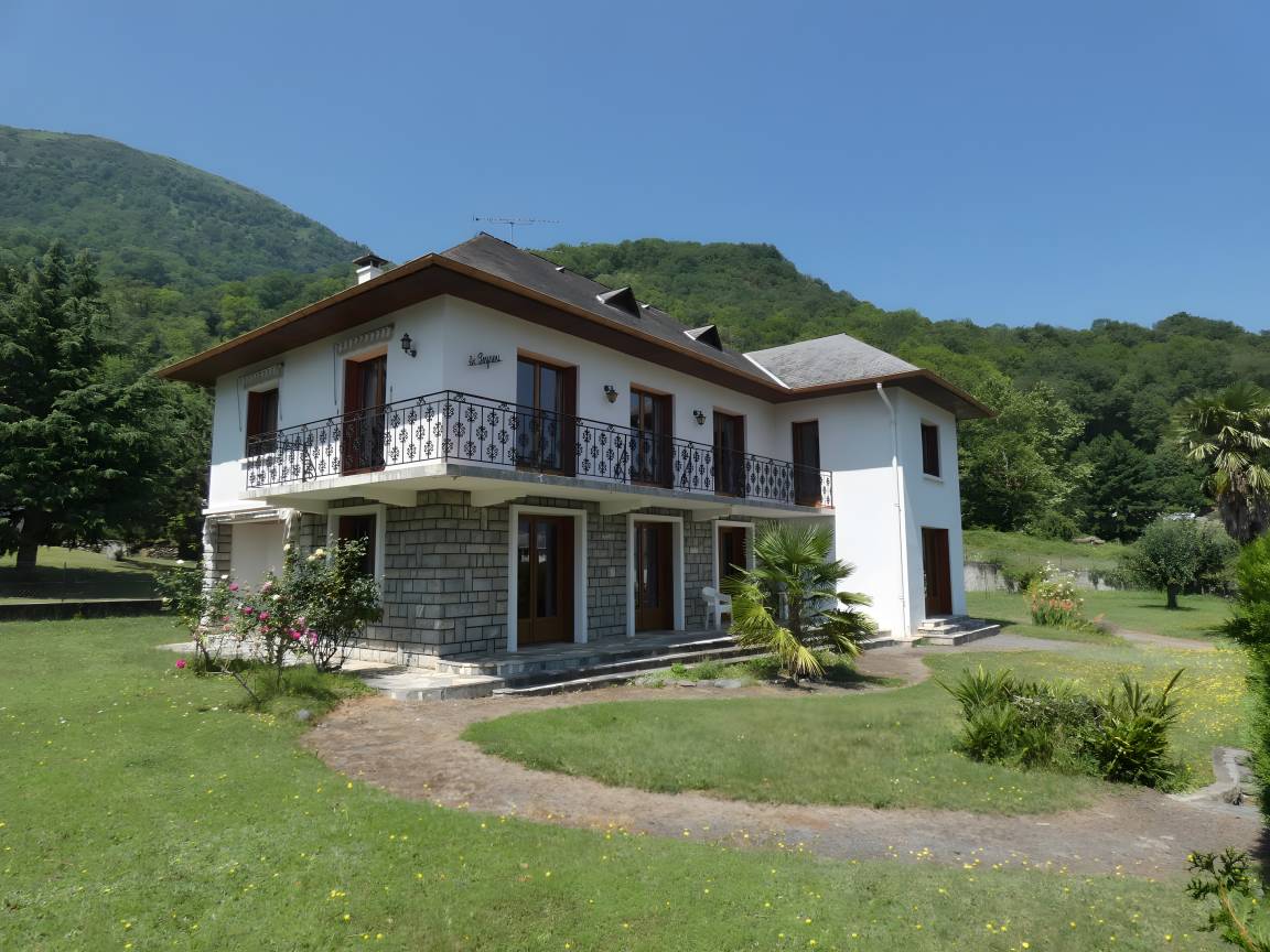 220 M² House ∙ 6 Bedrooms ∙ 14 Guests - Argelès-Gazost