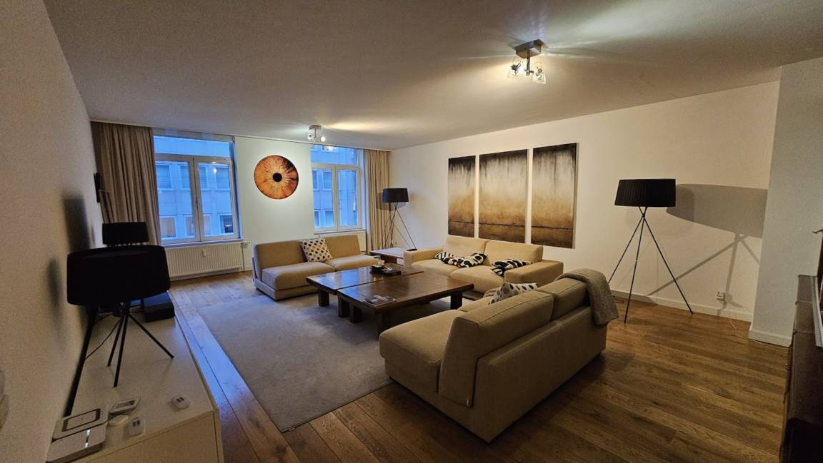 250 M² Huoneisto ∙ 3 Makuuhuonetta ∙ 6 Vierasta - Etterbeek