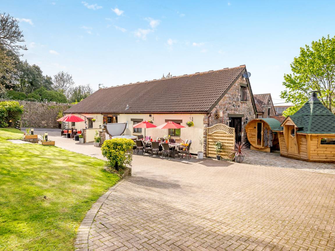 Cottage ∙ 6 Bedrooms ∙ 16 Guests - Weston-super-Mare