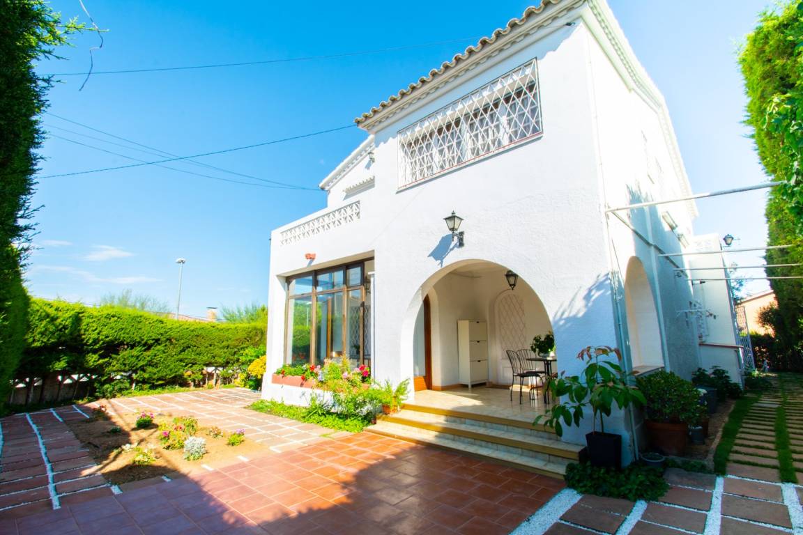 260 M² Casa ∙ 5 Habitaciones ∙ 9 Huéspedes - Badalona