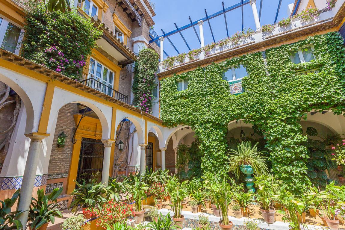 250 M² Villa ∙ 9 Bedrooms ∙ 18 Guests - Seville