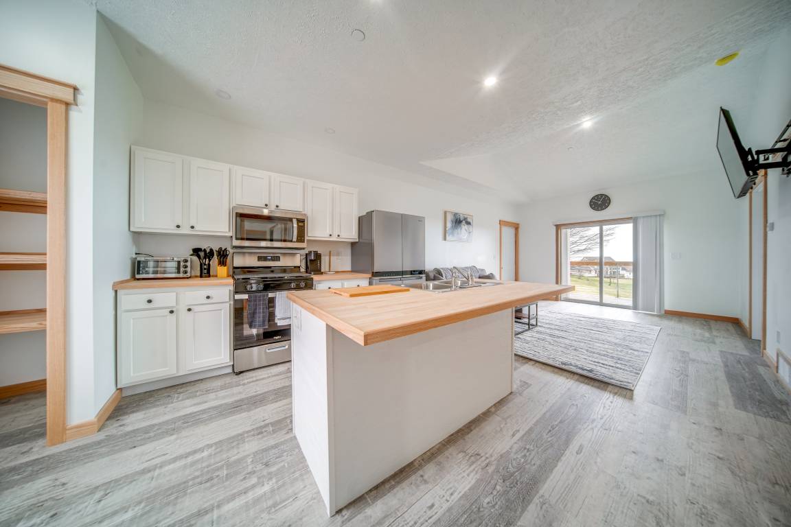 83 M² Apartment ∙ 2 Bedrooms ∙ 4 Guests - Erie, PA