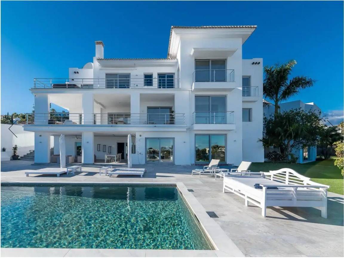 550 M² Villa ∙ 10 Bedrooms ∙ 20 Guests - Estepona