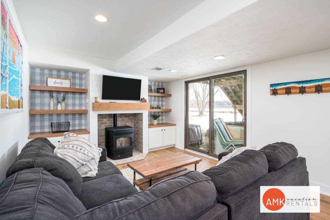 House ∙ 4 Bedrooms ∙ 12 Guests - Greenville, MI