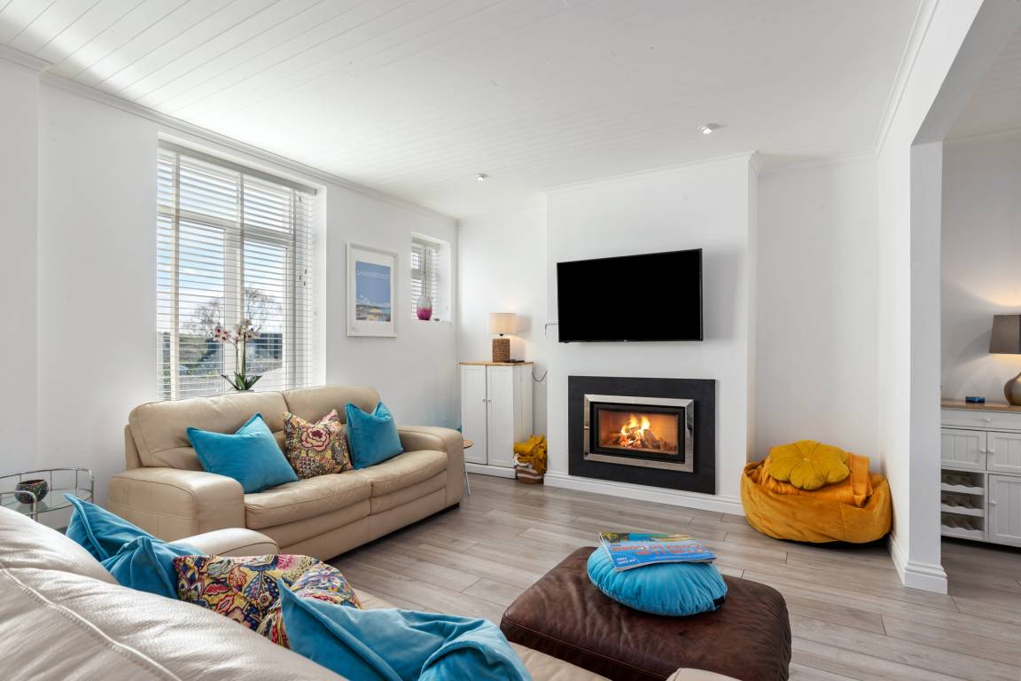 1000 M² House ∙ 3 Bedrooms ∙ 7 Guests - Coppet Hall Beach